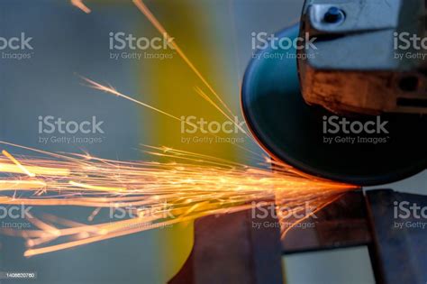 철을 연삭하는 동안 불꽃 공장에서 그라인더로 금속을 절단하는 작업자 Performing Arts Event에 대한 스톡 사진 및 기타 이미지 Performing Arts