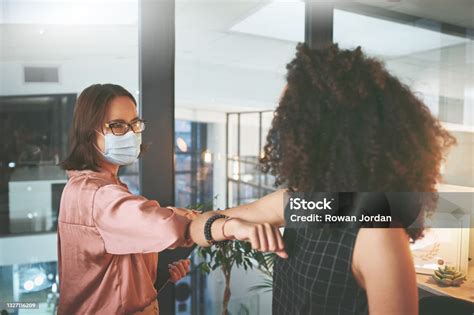사무실에서 열린 모임에서 두 명의 사업가가 함께 서서 서로 팔꿈치를 맞고 얼굴 마스크를 쓰고 있는 장면 2명에 대한 스톡 사진 및 기타 이미지 Istock