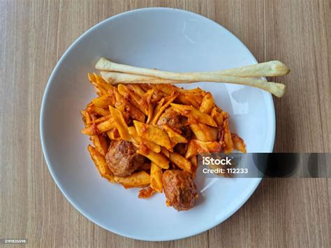 파스타 펜네 소고기 미트볼 아라비아타 소스 및 추가 막대기를 곁들인 맛있는 소고기 아라비아타 음식 메뉴 평면도 0명에 대한 스톡