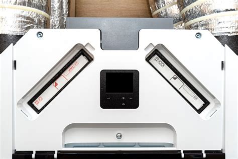 벽에 매달려 열 회수와 가정 기계 환기 F7 및 G4 필터 삽입 눈에 보이는 소켓 0명에 대한 스톡 사진 및 기타 이미지 0