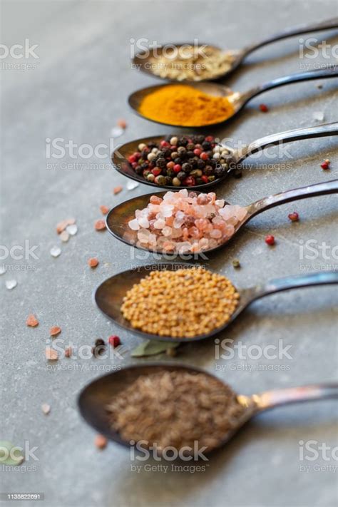 회색 배경에 숟가락에 다양 한 향신료의 집합입니다 평면도 바다 소금 카레 겨자 후추 계 피 0명에 대한 스톡 사진 및 기타 이미지 Istock