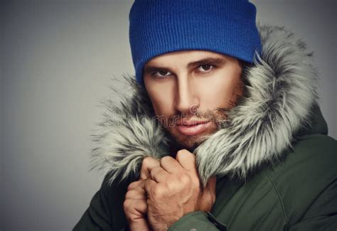 Grobes Gesicht Das Ein Mann Mit Bart Und Mit Kapuze Winter Sich Empört