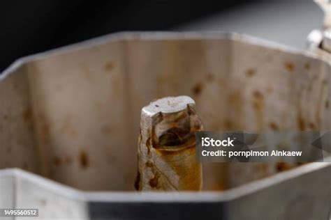 모카포트의 커피 모카포트의 커피 크림이 닫힙니다 커피 머신에 흐르는 커피 0명에 대한 스톡 사진 및 기타 이미지 0명 강철 고전 양식 Istock