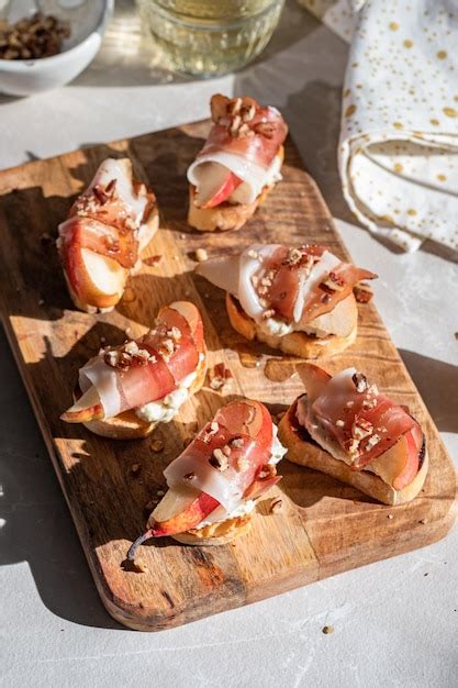 Premium Photo Bruschetta With Prosciutto And Pear