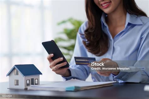 가계 청구서 계산 가계 청구서 검토 및 분석 세금 신고서 제출을 하는 아시아 회계 전문가 가정 주방에 대한 스톡 사진 및 기타 이미지 Istock