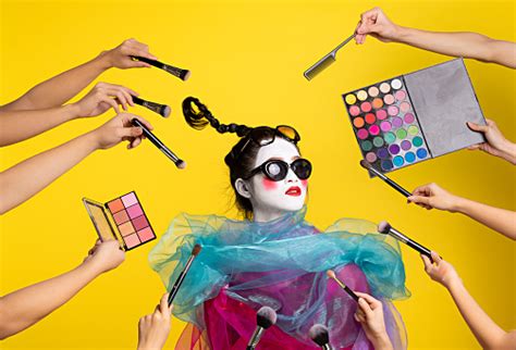 모델을 중심으로 메이크업과 핸 즈를 촬영 한 컨셉 스튜디오 메이크업 팔레트에 대한 스톡 사진 및 기타 이미지 메이크업 팔레트 개념 개념 기호 Istock