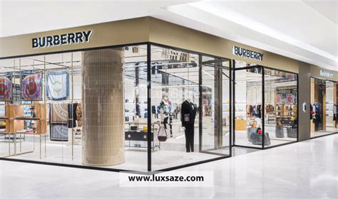 طراحی داخلی مجتمع تجاری با لوکس سازه 02172926