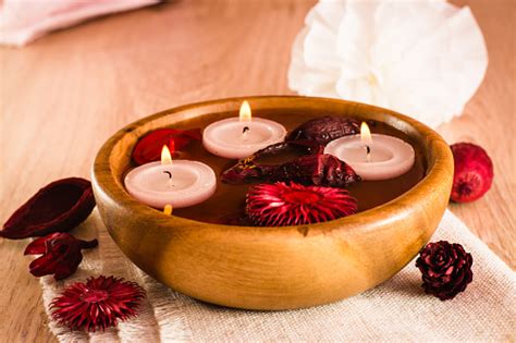 스파 트리트먼트 를 위한 아이템 양초와 향기로운 말린 꽃물 수건 나무 배경의 헤어브러시 건강관리와 의술에 대한 스톡 사진 및 기타 이미지 Istock