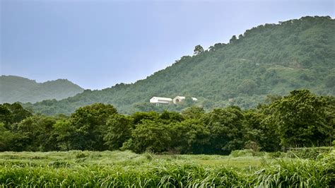 Architecture Brio Creates Home With Strong Presence Above Mumbai Bay