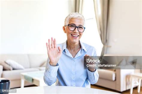 중년 여성은 학생과 화상 통화를 하며 손으로 설명합니다 온라인 교육 비즈니스 컨셉 55 59세에 대한 스톡 사진 및 기타 이미지 55 59세 경영자 계획 Istock