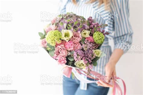 여자의 손에 혼합 꽃의 귀여운 꽃다발 꽃 가게에서 꽃집의 작품 섬세 한 파스텔 색상입니다 신선한 컷 꽃입니다 계절에 대한 스톡 사진 및 기타 이미지 Istock
