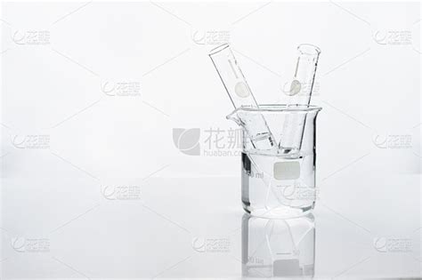 试管在烧杯与水白色化学科学实验室背景