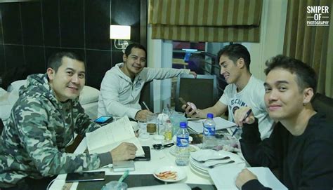 နှင်းဆီပဝါခြုံတဲ့လက် အငြိမ့်ဖျော်ဖြေပွဲတွက် ကြိုးကြိုးစားစား အကတိုက်နေက