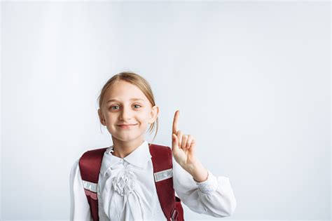 아름 다운 작은 소녀 여 고생과 서류 가방 배경 흰색 배경 광고 가리키는 텍스트 삽입 가득 찬에 대한 스톡 사진 및 기타 이미지 가득 찬 교육 귀여운 Istock