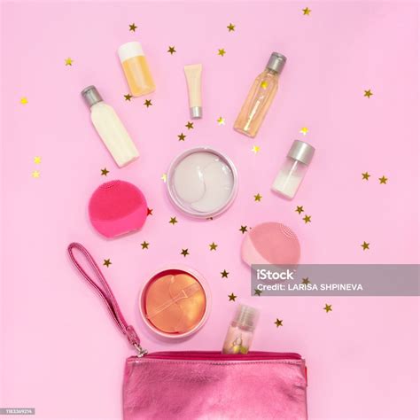 메이크업 제품 화장품 가방 크림 항아리 젤 병 실리콘 페이셜 클렌징 브러시 하이드로 겔 아이 패치 황금 별핑크 배경에 플랫 레이 상단 보기 0명에 대한 스톡 사진 및 기타