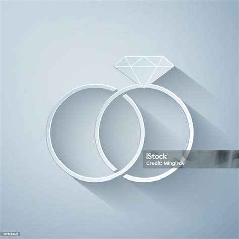 종이 컷 결혼 반지 아이콘 회색 배경에 격리 신부와 신랑 보석 표지판입니다 결혼 아이콘입니다 다이아몬드 링 아이콘입니다 종이 아트 스타일입니다 벡터 일러스트레이션 2명에