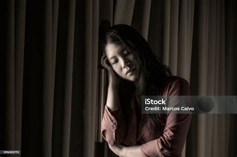 극적인 실내 여자의 초상화 젊은 슬 프 고 우울 아시아 한국 울고 우울증과 가정에서 어두운 빛에 불안을 겪고 절망 실의 커튼