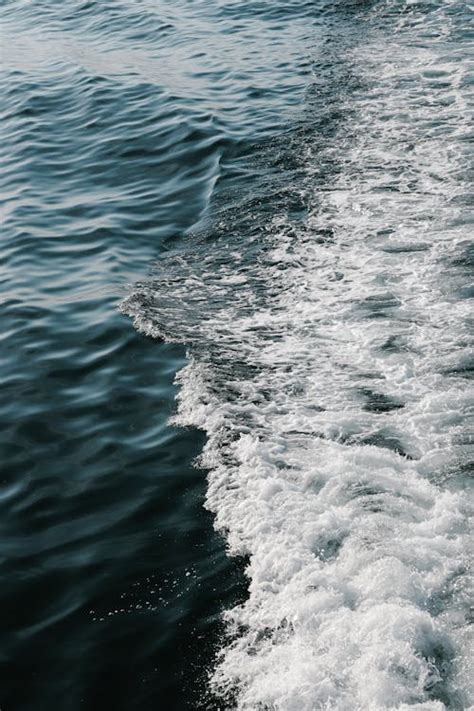 경치가 좋은 고립된 고요한 끝이 없는 넓은 바다 다이나믹한 드리프트 모험 물 바다 바다 거품 바다 경치 바다의 반사 블루 상쾌한 서핑하다