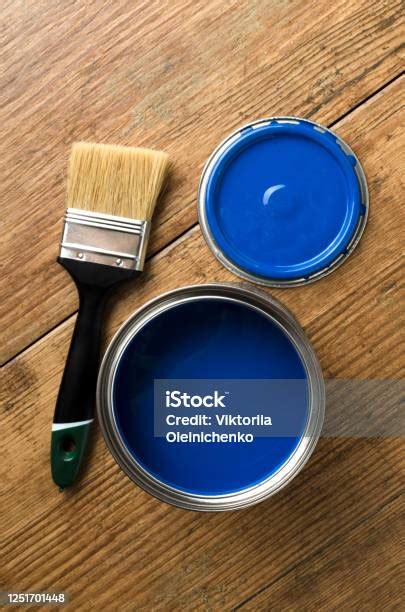 세로 이미지입니다 나무 바닥에 파란색 페인트와 브러시의 열린 캔의 최고 보기 0명에 대한 스톡 사진 및 기타 이미지 0명 가정 생활 갈색 Istock
