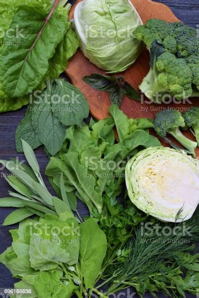 엽 산 리 보 플 라빈 비타민 B9를 포함 하는 녹색 잎이 많은 채소의 어두운 배경에 구성 B2 K C양배추 브로콜리 근대 상 추 시금치 파 슬 리 셀러리 딜 세이 지 상위