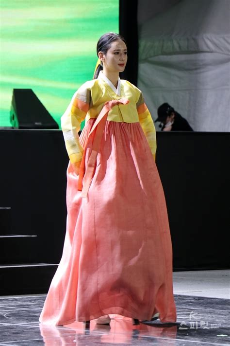 가을밤 아름다운 한복의 자태를 뽐내다