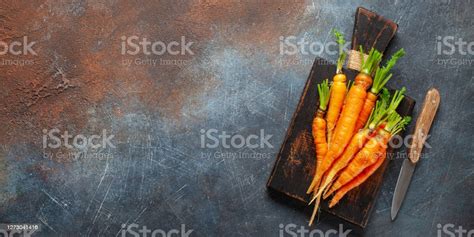 신선한 당근은 나무 도마에 무리와 돌 배경에 칼 맨 위 보기입니다 공간을 복사합니다 플랫 레이 가을에 대한 스톡 사진 및 기타 이미지 Istock