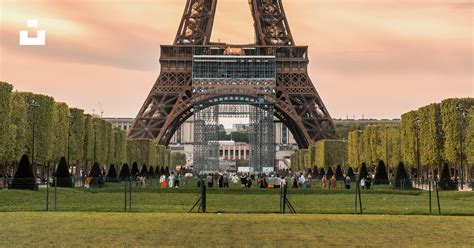 배경에 에펠탑이 있는 높은 금속 탑 사진 Unsplash의 무료 파리 이미지