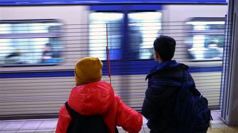 Родителите в отпуск за отглеждане на дете до 2 години пътуват в цяла София срещу 10 лв месечно