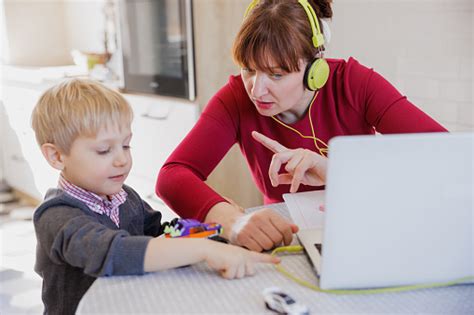 헤드폰을 들고 노트북으로 작업하고 그녀를 산만하게 한 유아를 꾸짖는 여성 2 3 살에 대한 스톡 사진 및 기타 이미지 2 3 살 2명 40 44세 Istock
