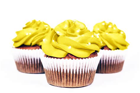 흰색 배경에 트렌디 한 노란색 색상의 장식과 세 컵 케이크 색상 2021 컨셉 2021년에 대한 스톡 사진 및 기타 이미지 2021년 3가지 개체 가정 생활 Istock