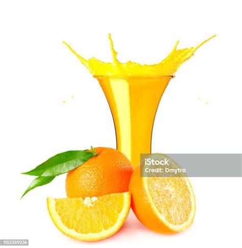 흰색 배경에 고립 된 오렌지 주스 스플래시 오렌지 조각이 있는 유리에 오렌지 주스 0명에 대한 스톡 사진 및 기타 이미지 0명 3차원 형태 감귤류 과일 Istock