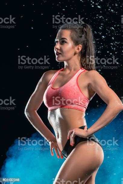 무두 질 아름 다운 스포티 한 엉덩이 여자 맞는 젊고 물 방울과 슬림 20 29세에 대한 스톡 사진 및 기타 이미지 20 29세 가냘픈 건강관리와 의술 Istock