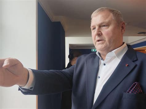 Viron Ex Komentajan Mukaan Maailman Tapahtumia Ohjaa ”pahan Akseli