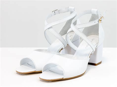 Босоніжки білі з натуральної шкіри на невисокій шпильці в Україні