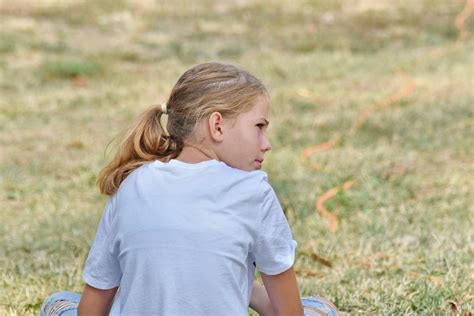 무료 사진 금발 머리 화려한 행복 예쁜 소녀 프로 파일 편안 하 게 앉아 십 대 공원 행복