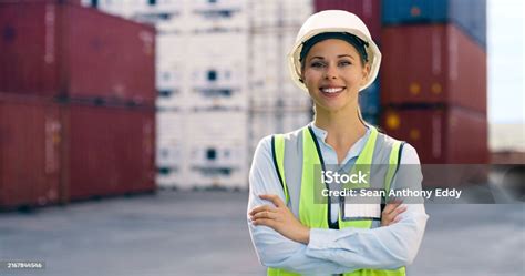초상화 수출 산업을 위한 콘테이너 야드에 행복한 여자 및 자신감 있는 엔지니어 얼굴 팔짱을 끼고 수입 물류 또는 운송을 위해 야외에서 안전 헬멧을 쓴 부두의 선적 노동자