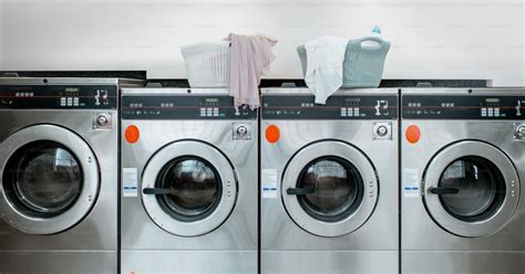 셀프 서비스 세탁소에서 옷으로 가득 찬 바구니가있는 전문 세탁기 사진 Unsplash의 건조기 이미지