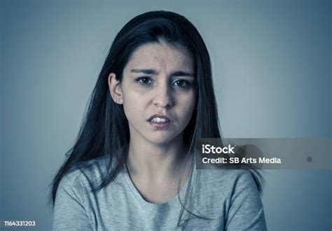 진지하고 염려하는 젊은 슬픈 여성을 가까이서 보고 걱정하고 사려 깊게 바라보자 슬픔과 우울증을 느낀다 복사 공간 얼굴 표정과 인간의 감정 개념 감정에 대한 스톡 사진 및