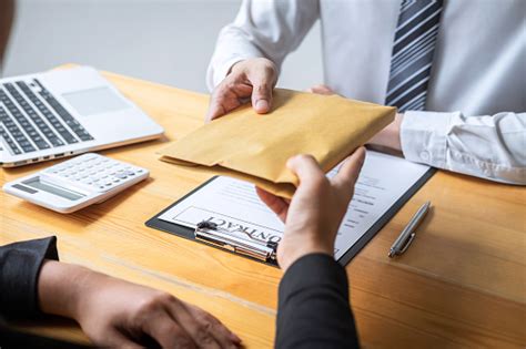 불법 적인 돈에 부정직 한 부정 행위 비즈니스 여자 제공 뇌물 돈 달러 지폐의 형태로 제공 하는 동안 성공 계약 계약 거래를 제공 뇌물 및 부패 개념 개념에 대한 스톡 사진