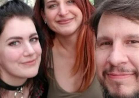 Mulher Viaja Para Perder Virgindade Com Casal Folhamax