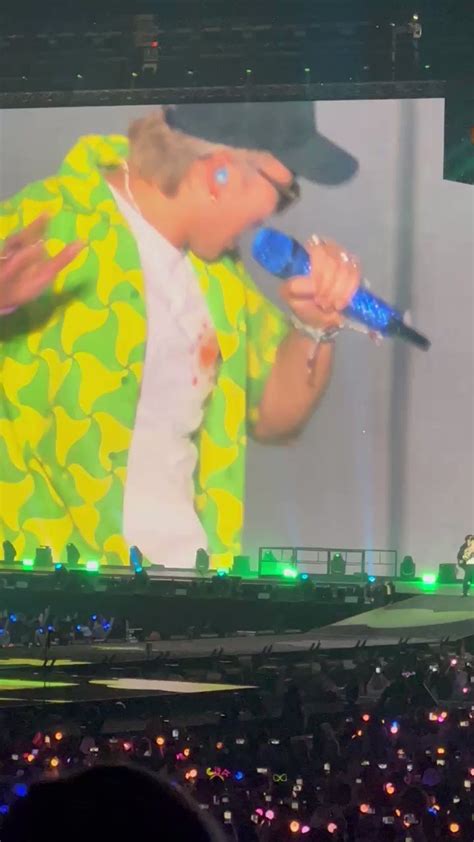 직 on Twitter playing footsies on stage https t co WBRr t y K Twitter