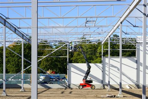 new building steel framework assembly using self propelled lift