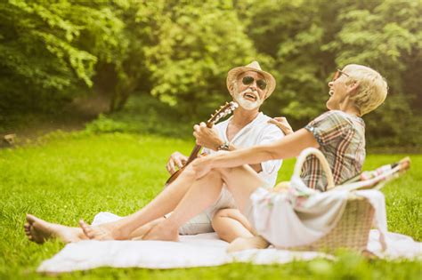 자연에서 피크닉을 하면서 그의 아내에 게 기타를 연주하는 행복 한 수석 남자 노인 커플에 대한 스톡 사진 및 기타 이미지 노인 커플 소풍 음식 여자 Istock