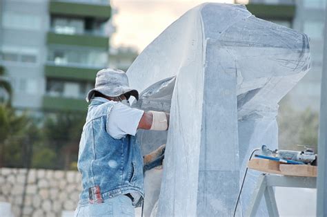 산업 노동자 건설 현장에서 대리석 타일을 정렬하는 동안 전기 손 톱으로 수평 절단 만들기 건설 기계류에 대한 스톡 사진 및 기타 이미지 건설 기계류 건설 산업 건설