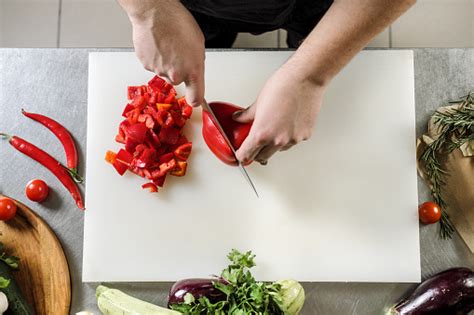 남성 요리사 블랙 앞치마에 레스토랑에서 샐러드 야채를 잘라냅니다 화이트 커팅 보드 손의 근접 촬영 건강한 생활방식에 대한 스톡 사진 및 기타 이미지 Istock