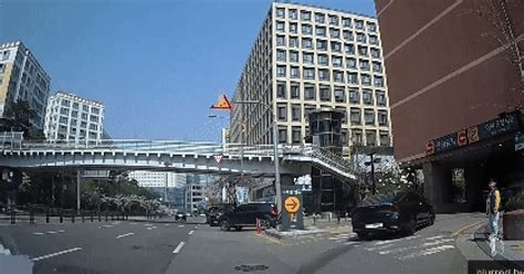 훈훈한 블랙박스 영상횡단보도에 멈춘 차 아이의 반응은 영상