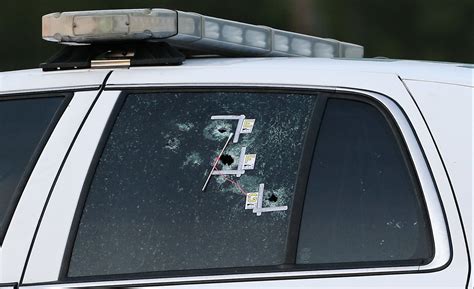 რკინიგზის სადგურთან შეიარაღებულმა პირმა პოლიციელი მოკლა Metronome Ge