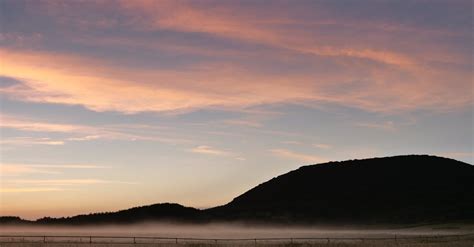 경치 경치가 좋은 고요한 고요함 골든 아워 구름 넓은 시야 대한민국 동아시아 풍경 맑은 공기 목가적인 박무 봄 부드러운 색 새벽 새벽 빛 수평선