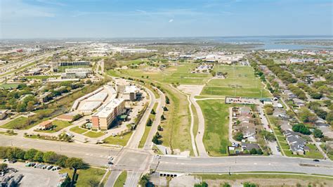 텍사스 고속도로 121 식민지 교외 댈러스에서 빠르게 성장하는 복합 용도 개발 지역을 따라 상업용 건물 호텔 야구 공원 주거용 주택 루이스빌 호수 배경 공중 0명에 대한