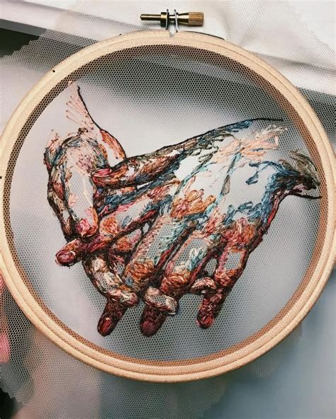 자수로 만든 매혹적인 그림 촬스의 이슈와 유머